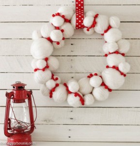 Easy Adorable DIY Yarn Snowball Christmas Wreath | The Happy Housie