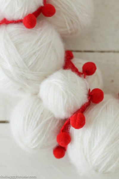 Easy Adorable DIY Yarn Snowball Christmas Wreath | The Happy Housie