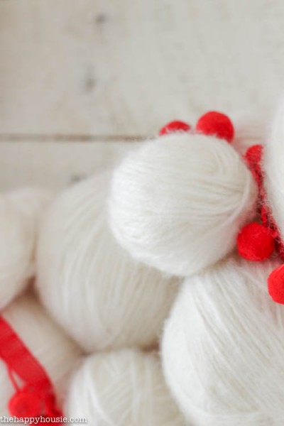 Easy Adorable DIY Yarn Snowball Christmas Wreath | The Happy Housie