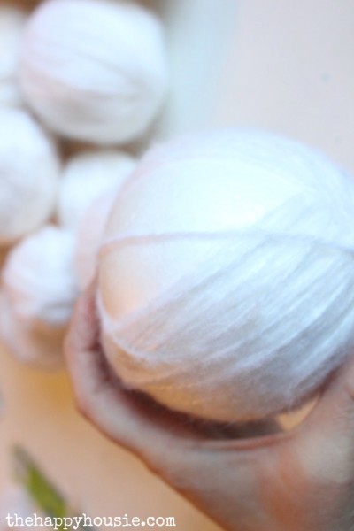 Easy Adorable DIY Yarn Snowball Christmas Wreath | The Happy Housie