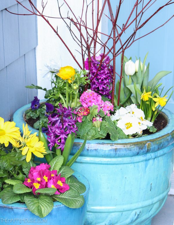 Beautiful DIY Spring Planters & Styling our Spring Porch | The Happy Housie